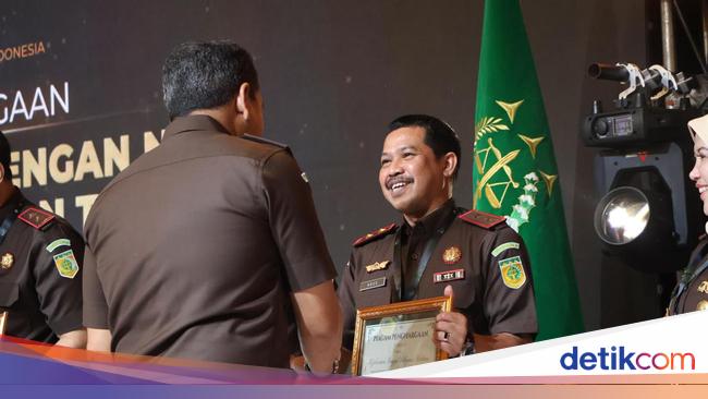 Kejati Sulsel Raih Penghargaan Terbaik I Satker Pengelolaan Anggaran Tertinggi