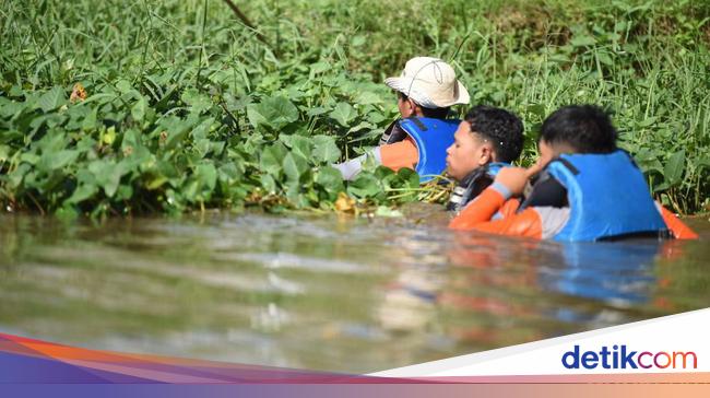 Aksi Ribuan Warga Kota Kediri Bersih-bersih Sungai Brantas
