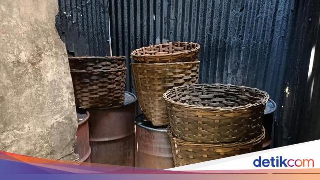 Ketua RT di Jaksel Cerita Banyak Warga Batuk gegara Asap Pabrik Arang