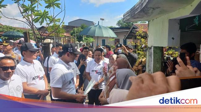 AHY Serahkan 50 Sertifikat PTSL dan 16 Tanah Wakaf ke Warga Gowa