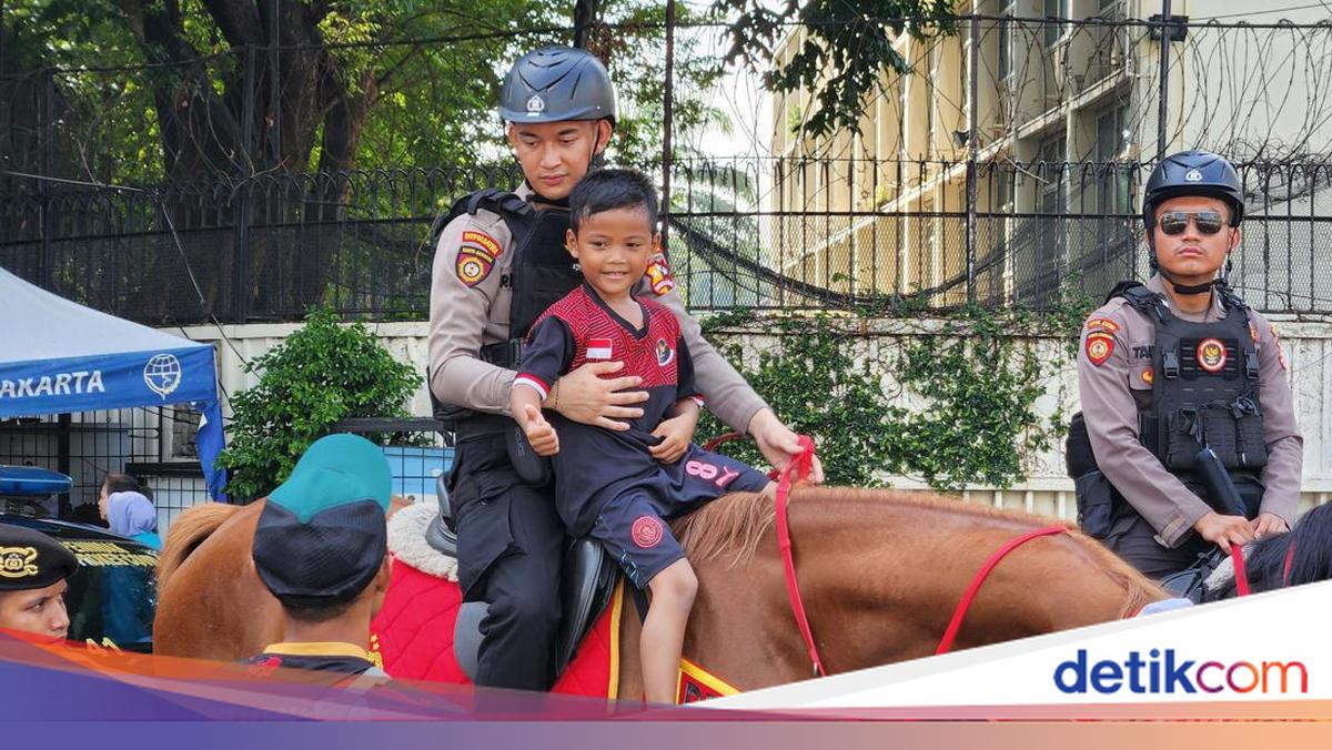 Berebut Foto dengan Polisi Berkuda di CFD