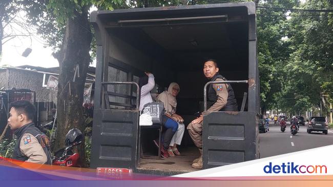Muncul di Bogor, Emak-emak Viral Maksa Sedekah Diamankan Satpol PP-Dinsos