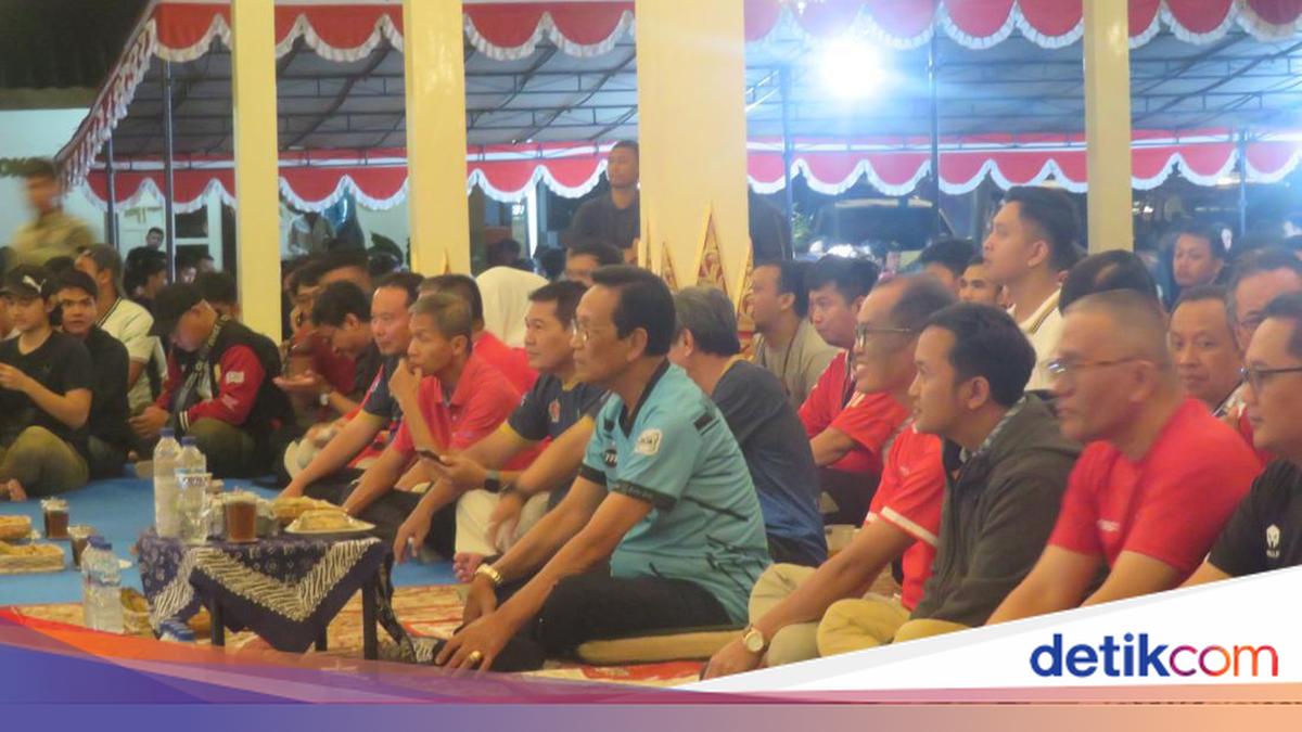 Serunya Nobar Timnas Dihadiri Sultan HB X dalam Jepretan Kamera