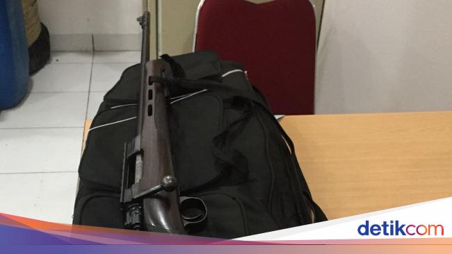 Ini Senjata Mauser dan Revolver yang Digunakan Sunendi Berburu Badak Jawa Ini Senjata Mauser dan Revolver yang Digunakan Sunendi Berburu Badak Jawa