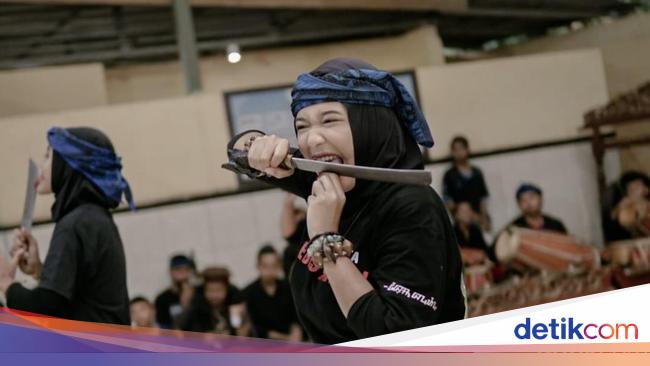 Kenalkan Stefani Aurelia Gadis Debus Sukabumi Yang Kebal Senjata Tajam