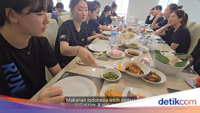 Tim Voli Korea 'Red Spark' Cicip Nasi Padang, Ini Komentarnya