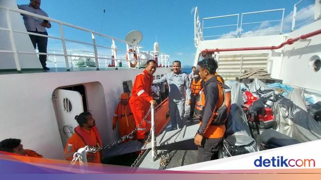 Bakamla Evakuasi 10 ABK Kapal Tanzania yang Terbakar di Perairan Pulau Timor