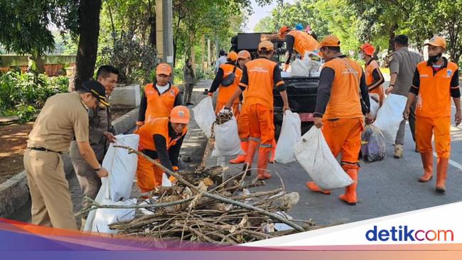 Heboh Kondom Berserakan di RTH Jakbar, Camat Usul Dibuat Jogging Track Heboh Kondom Berserakan di RTH Jakbar, Camat Usul Dibuat Jogging Track