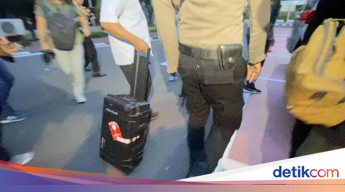 Intip Garasi Setjen DPR yang Ruangannya Digeledah KPK