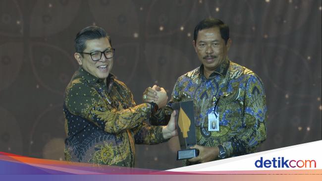 Pj Gubernur Nana Sudjana Terima Penghargaan di detikjateng-jogja Awards ... Pj Gubernur Nana Sudjana Terima Penghargaan di detikjateng-jogja Awards ...