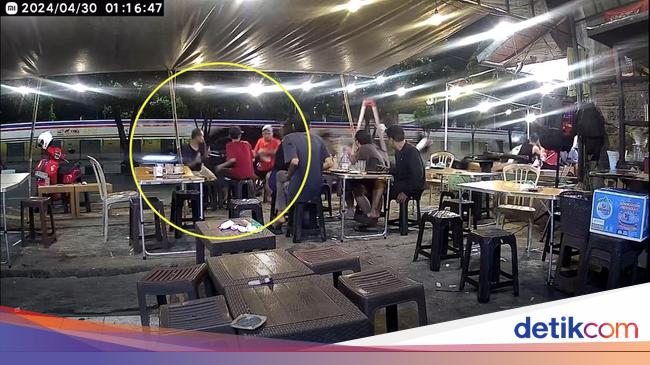 CRV Ngebut Tabrak 7 Motor yang Parkir, Pengemudi Kabur CRV Ngebut Tabrak 7 Motor yang Parkir, Pengemudi Kabur