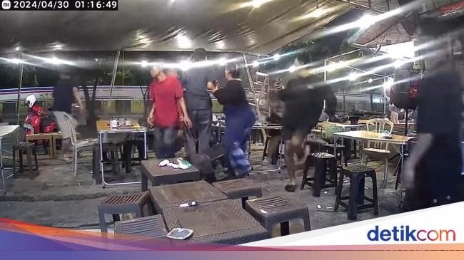 Mobil Tabrak Warung Taichan dan 7 Motor di Jakpus, 1 Orang Dibawa ke RS