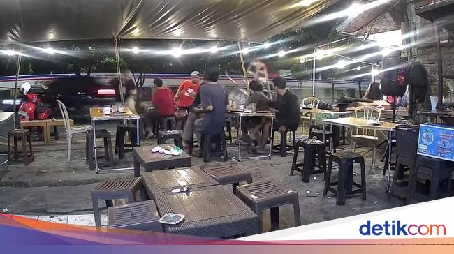 Kagetnya Penjual Taichan Saat Mobil Ngebut Tabrak Warung dan 7 Motor