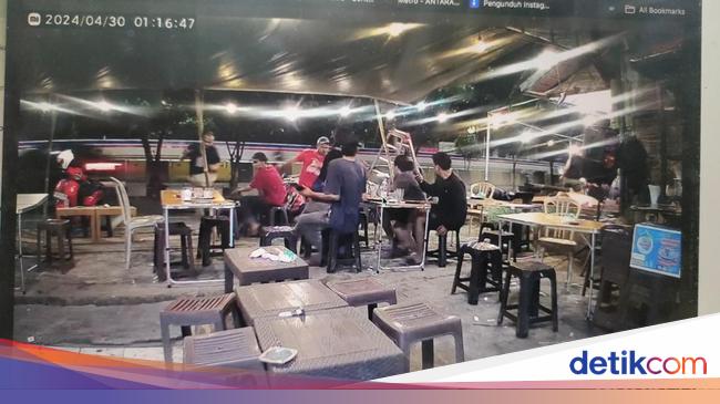 Viral Mobil Ngebut Tabrak Warung Taichan dan 7 Motor di Pramuka Jakpus Viral Mobil Ngebut Tabrak Warung Taichan dan 7 Motor di Pramuka Jakpus
