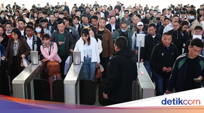 Stasiun Kereta di China Dipadati Penumpang Jelang Libur May Day