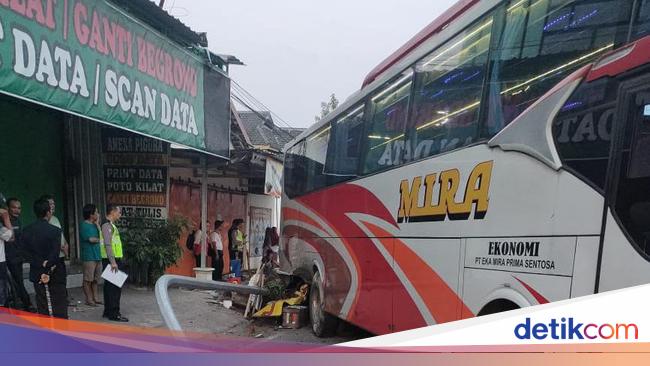 Kenek Truk Tewas Ditabrak Bus Mira Saat Menyeberang Jalan Kenek Truk Tewas Ditabrak Bus Mira Saat Menyeberang Jalan