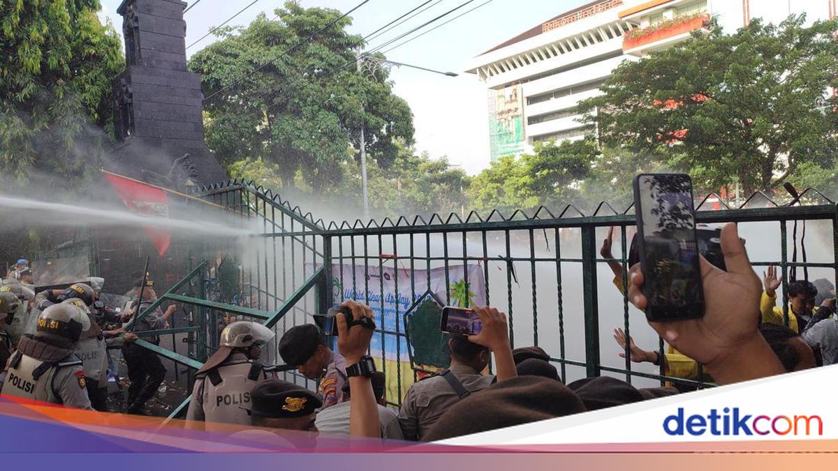 Aksi Mahasiswa Depan Kantor Gubernur Jateng Rusuh, Polisi Tembakan ...