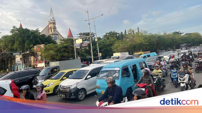 Mahasiswa Demo di Depan Unhas Makassar, Lalin Macet 1,4 Kilometer