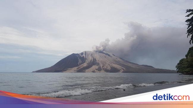 Gunung Ruang Kembali Erupsi, Begini Potretnya