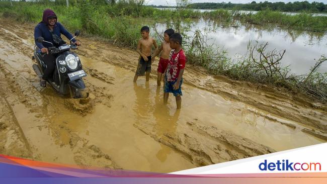 Waduh! Jalan di Muaro Jambi Rusak Parah