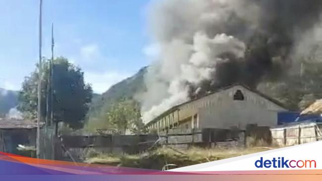 OPM Bakar Bangunan Sekolah Usai Tembak Mati Warga Asal Toraja di Intan Jaya OPM Bakar Bangunan Sekolah Usai Tembak Mati Warga Asal Toraja di Intan Jaya