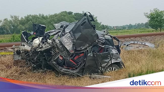 Sedan Terlempar 20 Meter Usai Tertabrak Kereta di Boto Klaten, Satu Orang Tewas