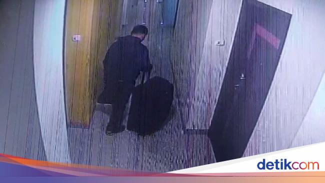 CCTV Hotel Rekam Pembunuh Bawa Koper Berisi Mayat Rini di Bandung