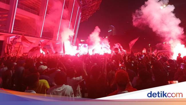Indonesia Cetak Gol Lawan Irak, Pendukung di GBK Nyalakan Flare-Kembang Api