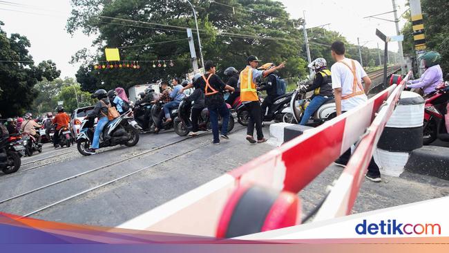Potret Semrawutnya Perlintasan KA di Poris Tangerang