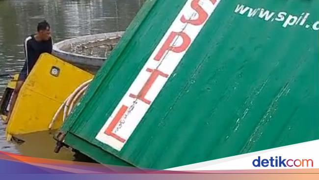 Truk Kontainer Tercebur di Kolam Makale Tana Toraja gegara Sopir Ngantuk