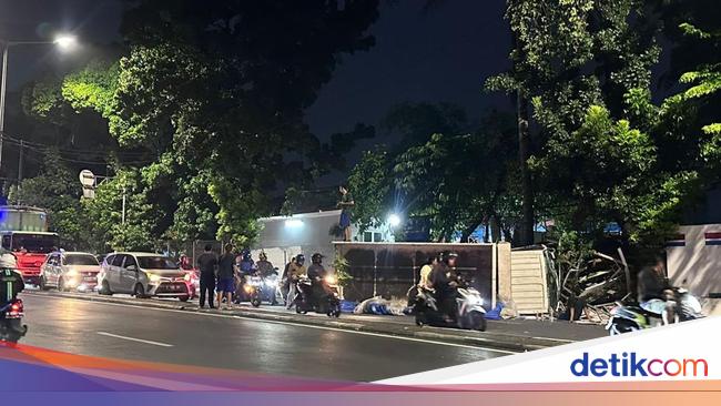 Truk Terguling di Jalan Raya Bogor Arah Cijantung, Lalin Tersendat