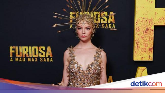 7 Gaya Dramatis Anya Taylor-Joy Pakai Gaun Tombak di Premier 'Mad Max Saga'