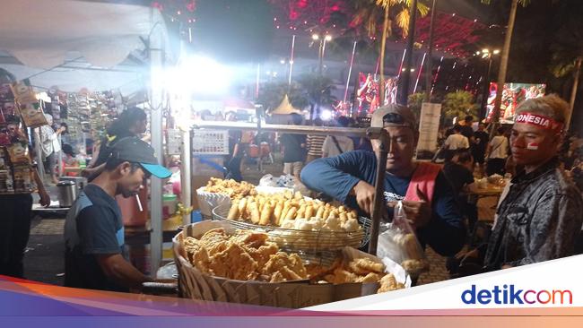 Ramai Pengunjung Nobar Timnas Indonesia di GBK, Penjual Gorengan Cuan Ramai Pengunjung Nobar Timnas Indonesia di GBK, Penjual Gorengan Cuan