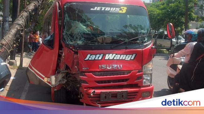 Sopir Ngantuk, Elf Muat Rombongan Wisatawan Tabrak Pohon di Surabaya Sopir Ngantuk, Elf Muat Rombongan Wisatawan Tabrak Pohon di Surabaya