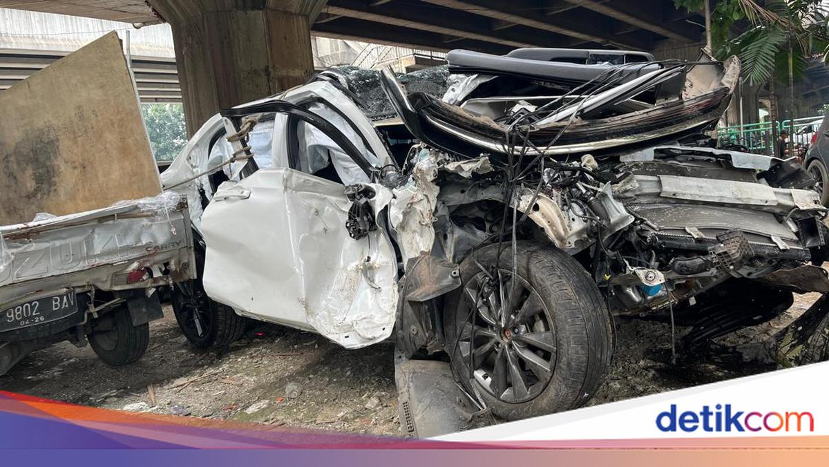Rusak Parah! Begini Kondisi Mobil HR-V dan Bus Kuning yang Kecelakaan di UI