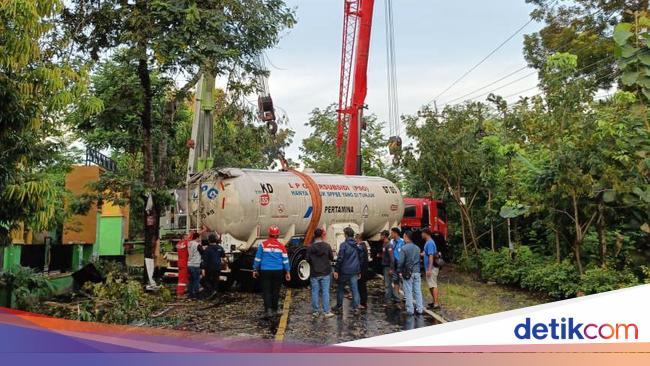 Evakuasi Truk Tangki LPG, Akses Bojonegoro-Ngawi Masih Ditutup