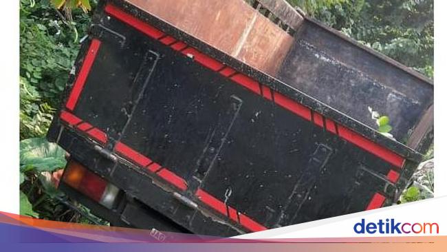 Truk Terperosok ke Parit di Tol Jagorawi gegara Sopir Mengantuk