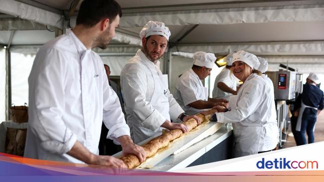 Potret Keseruan Pemecahan Rekor Roti Baguette Terpanjang di Dunia