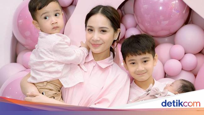 Momen Raffi Ahmad dan Nagita Slavina Serba Pink Gelar Akikah Bayi Lily