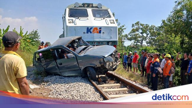 Tragedi Kijang Tersambar KA Pandalungan Renggut 4 Nyawa di Pasuruan