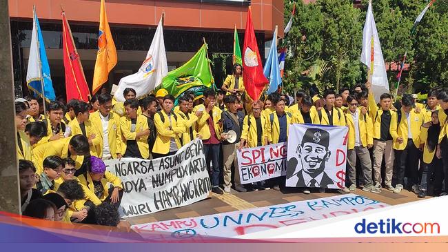 Iuran Pengembangan Kampus Tembus Rp 250 Juta, Mahasiswa Unnes Demo Iuran Pengembangan Kampus Tembus Rp 250 Juta, Mahasiswa Unnes Demo