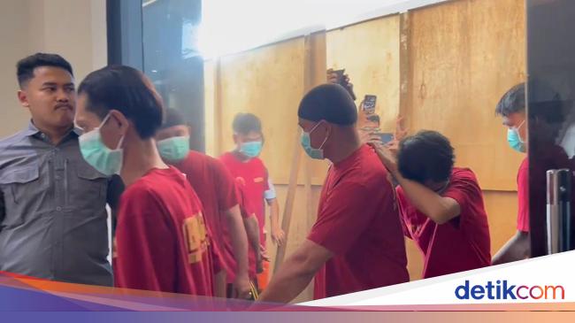 Tampang 4 Tersangka Kasus Pembubaran Ibadah Mahasiswa di Tangsel Tampang 4 Tersangka Kasus Pembubaran Ibadah Mahasiswa di Tangsel