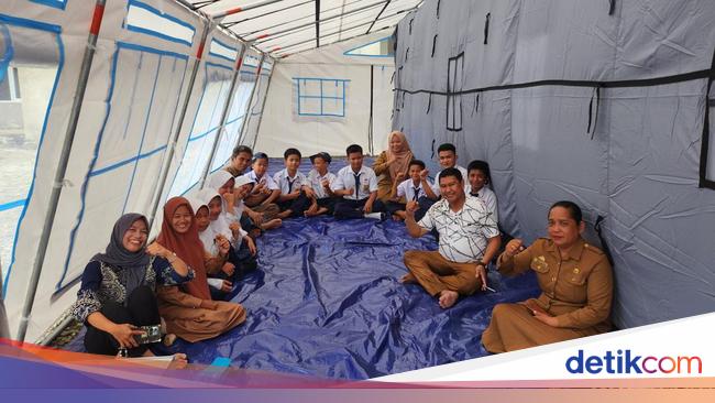 Jembatan Putus Akibat Banjir, 40 Siswa di Sidrap Belajar di Tenda Darurat