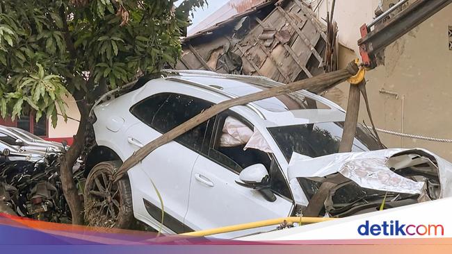 Porsche Nyangkut di Pagar Polrestabes Medan Usai Diduga Tabrak Mobil Parkir