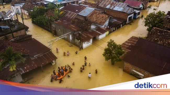 Potret Ratusan Rumah Terendam Banjir di Jambi