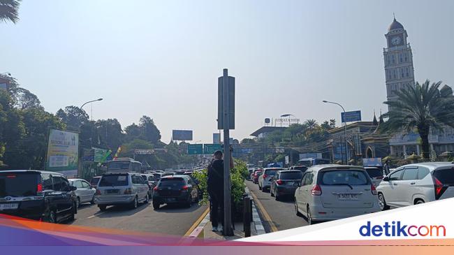 Lalin Padat, One Way dari Simpang Gadog Menuju Puncak Bogor Diberlakukan Lalin Padat, One Way dari Simpang Gadog Menuju Puncak Bogor Diberlakukan