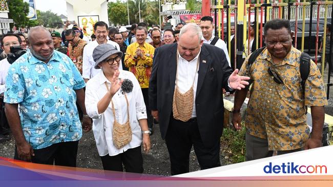Menlu Retno Kunjungi SD di Papua Nugini yang Direnovasi Pemerintah RI