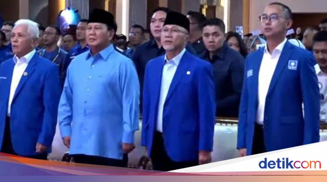 Pakai Kemeja Biru, Prabowo Hadiri Rakornas PAN