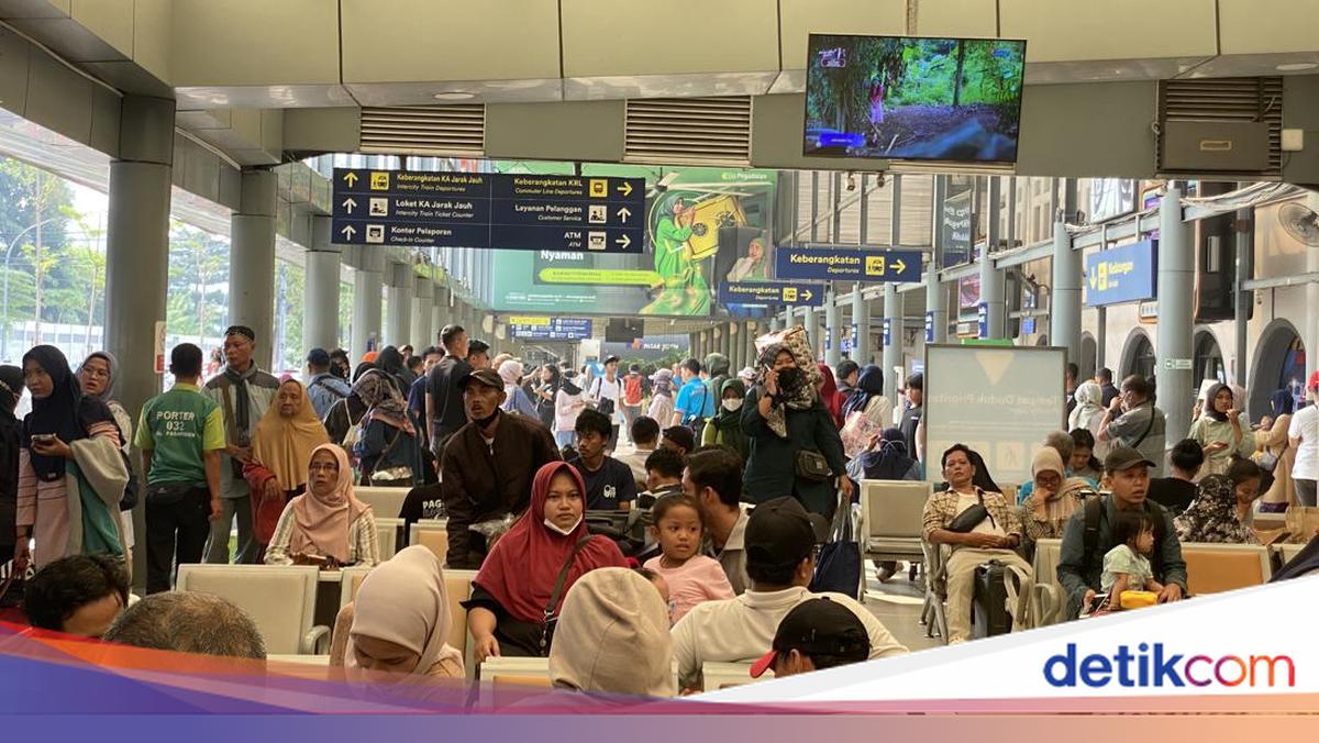 Long Weekend, Stasiun Pasar Senen Ramai Siang Ini