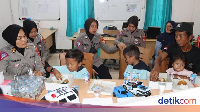 Tim Polres Metro Depok Datangi Anak Viral Nangis Kelaparan di Bojonggede Tim Polres Metro Depok Datangi Anak Viral Nangis Kelaparan di Bojonggede